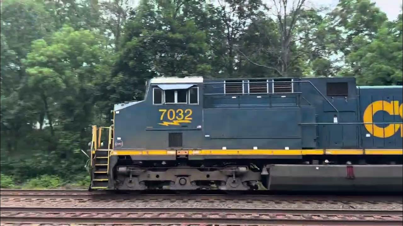 CSX 7032 CM44AC leads CSX M301 through Piscataway - YouTube