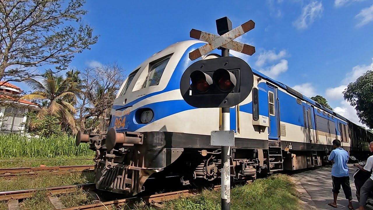 Pulathisi Intercity Batticaloa Fast Train Level Crossing near ...