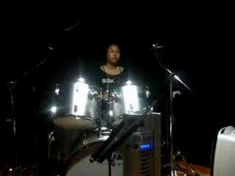 Korean Female Drummer - YouTube