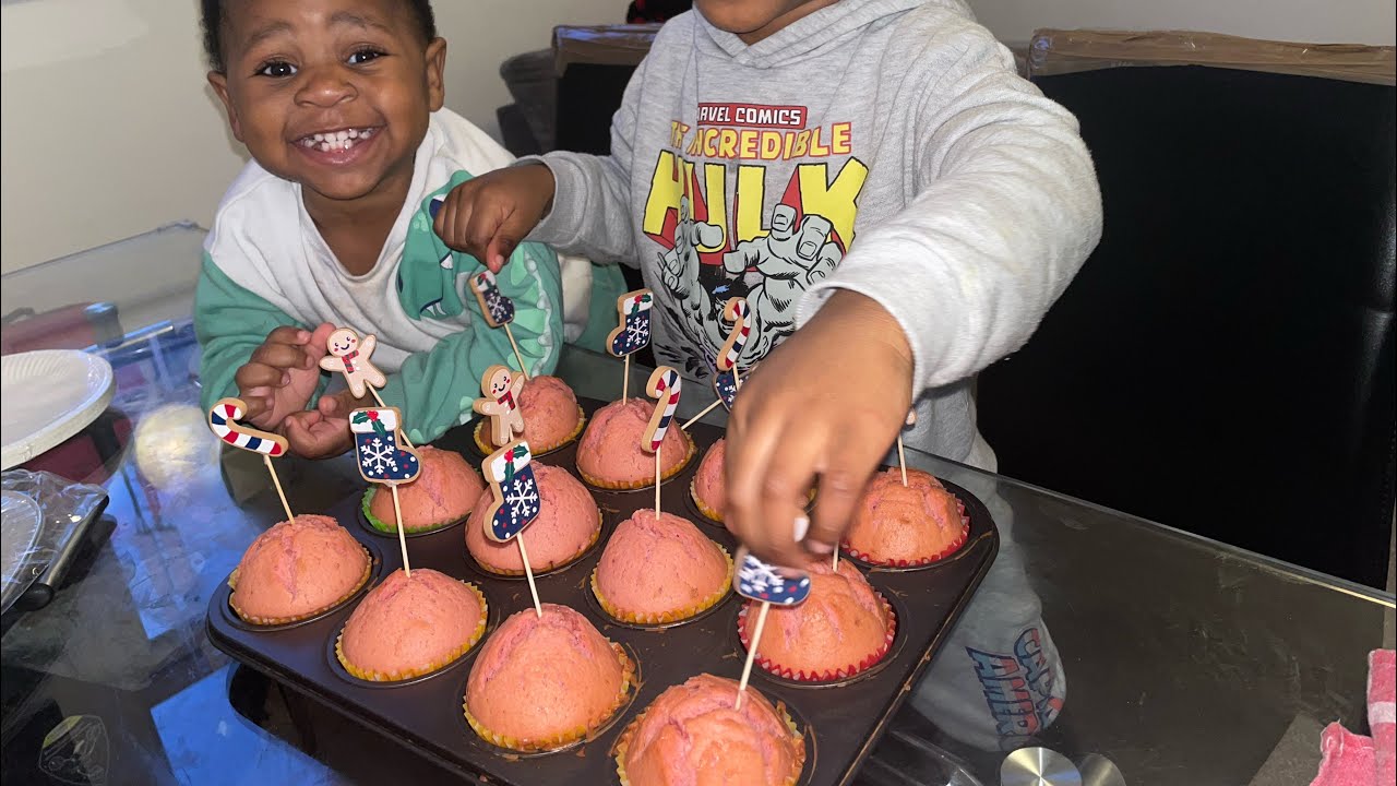 Make Christmas 🎄 cupcakes with Ryan and Anton 😁 - YouTube