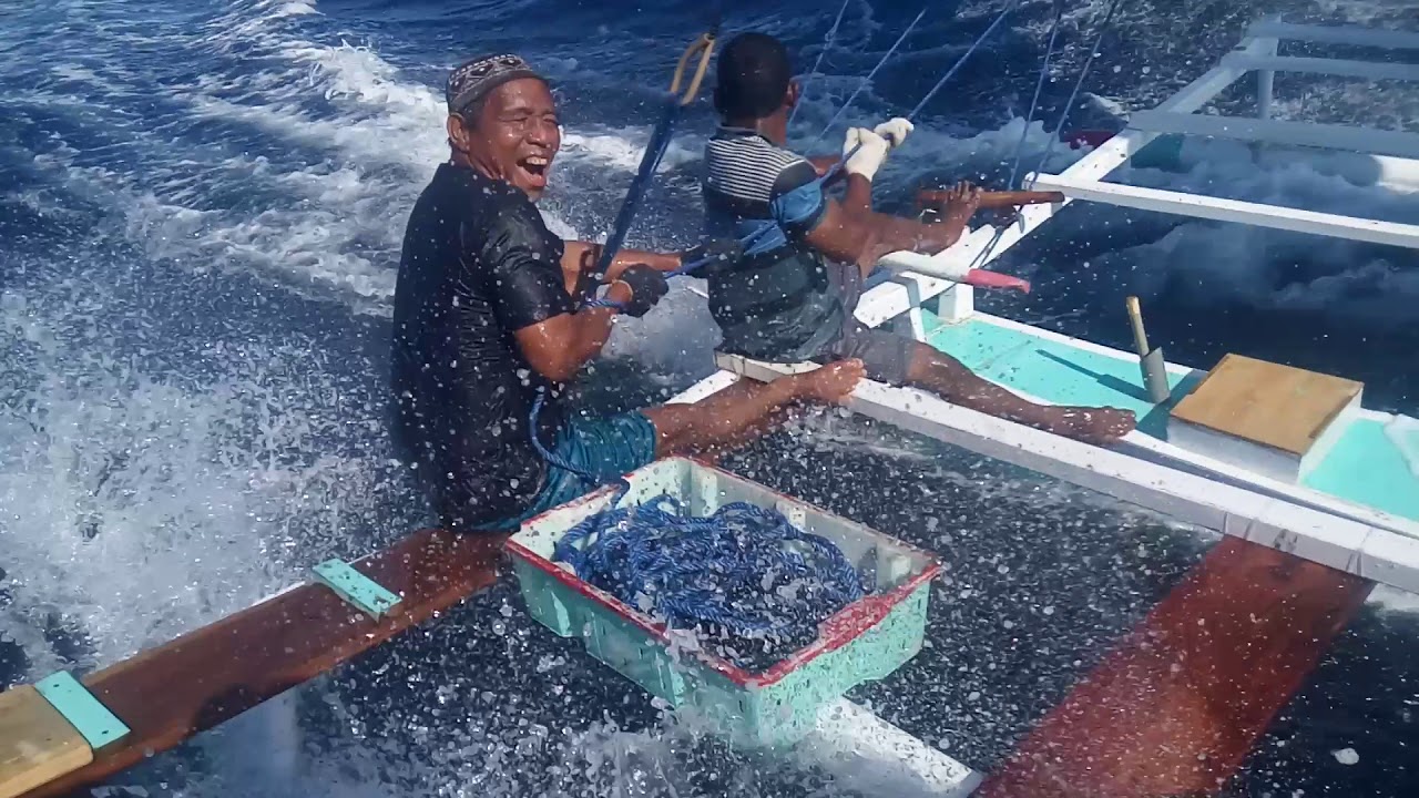 Aksi berani dilaut lepas peserta lomba sampan layar tradisional ...