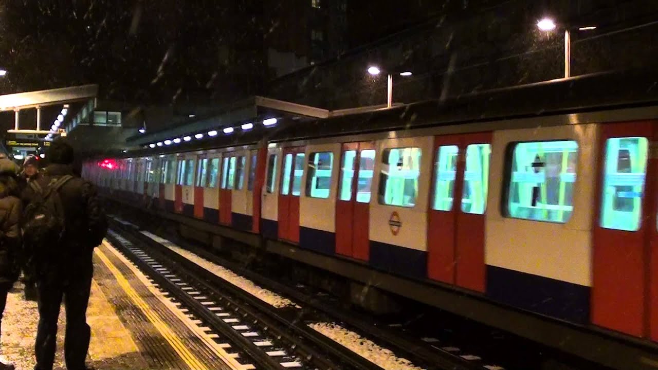 (HD) Circle Line in the snow - Westbound C Stock arrival at Barbican ...