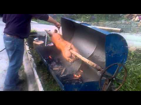 pečenje odojka - YouTube