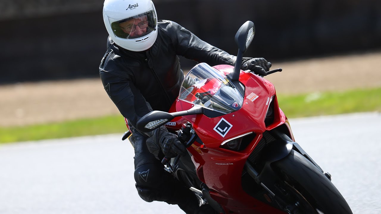 Ducati legend Paul Smart rides the Panigale V2 - YouTube