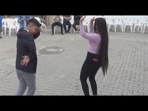 Uzun saçlı kız roman havasını harika oynuyor