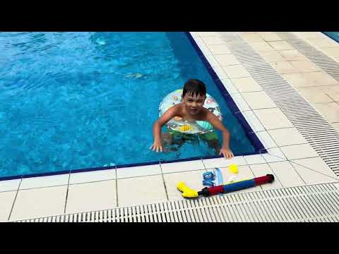 Emir Alp Silahıyla Oynuyor | Emir Alp in Swimming Pool | #oyunzamanı #funnykidsvideos #swimmingpool 