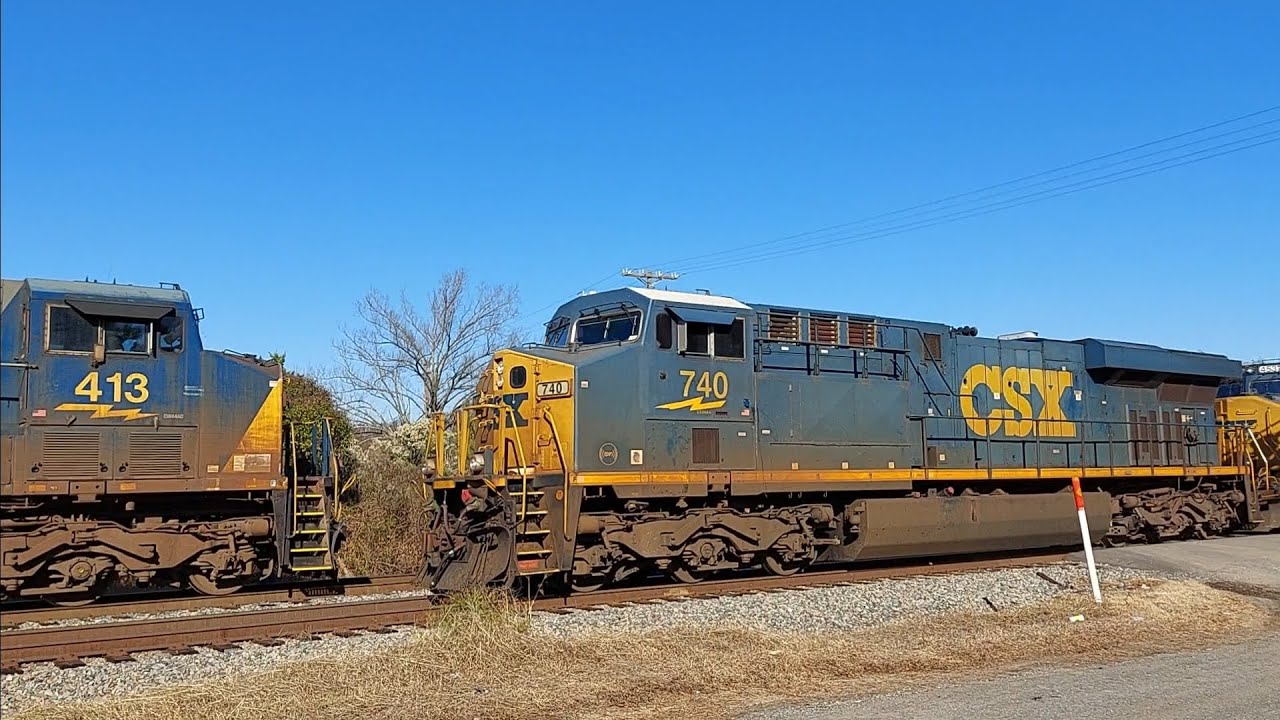 CSX M582 headed southbound in Monroe NC with CSXT 740 in the lead 12/17/22🇺🇸 - YouTube