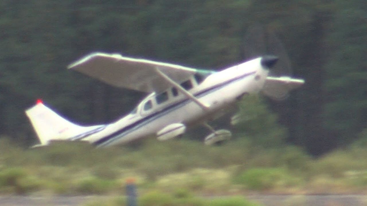 Crappy landing airplane almost crashes - YouTube