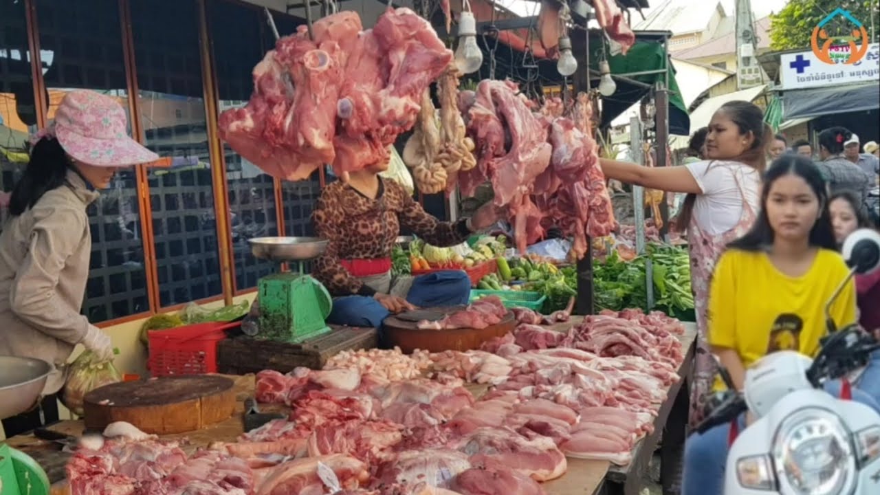 កម្មការីនីរោងចក្រមកទិញសាច់ជ្រូកទៅធ្វើម្ហូបនៅផ្ទះ/Factory worker come ...