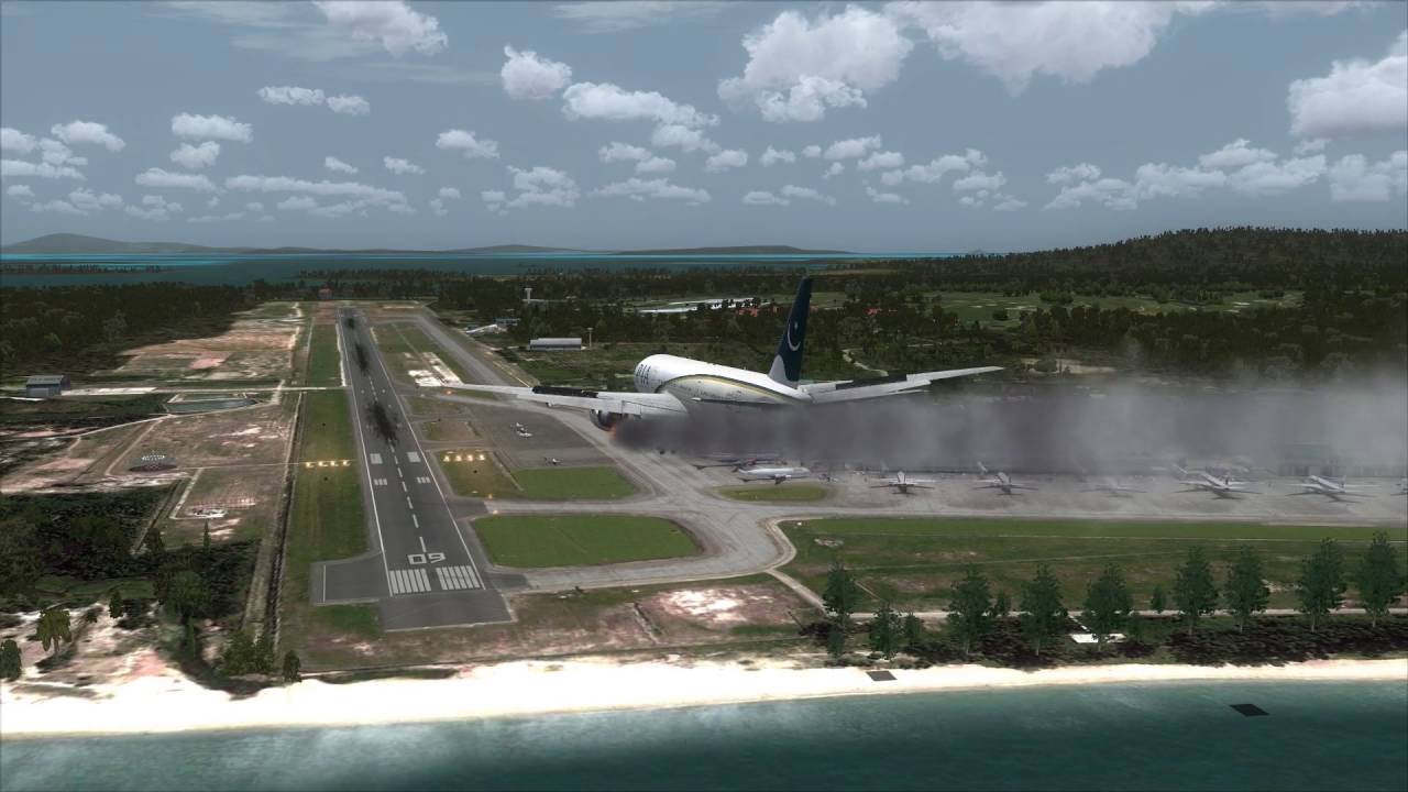 PIA 777-300ER crash landing Phuket - YouTube