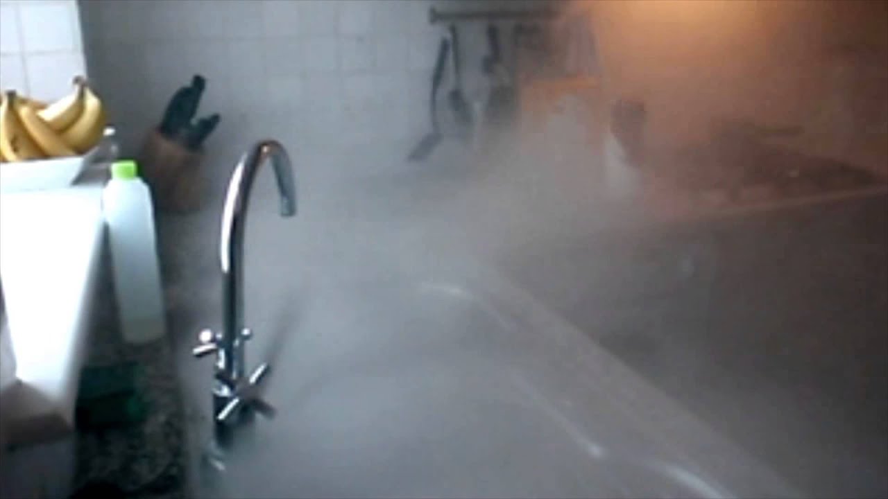 Automist extinguishing a small kitchen fire - YouTube