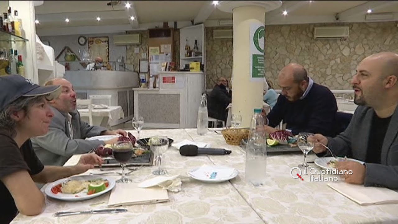 A cena con Lello e Angela prima di lasciare la casa degli orrori - YouTube