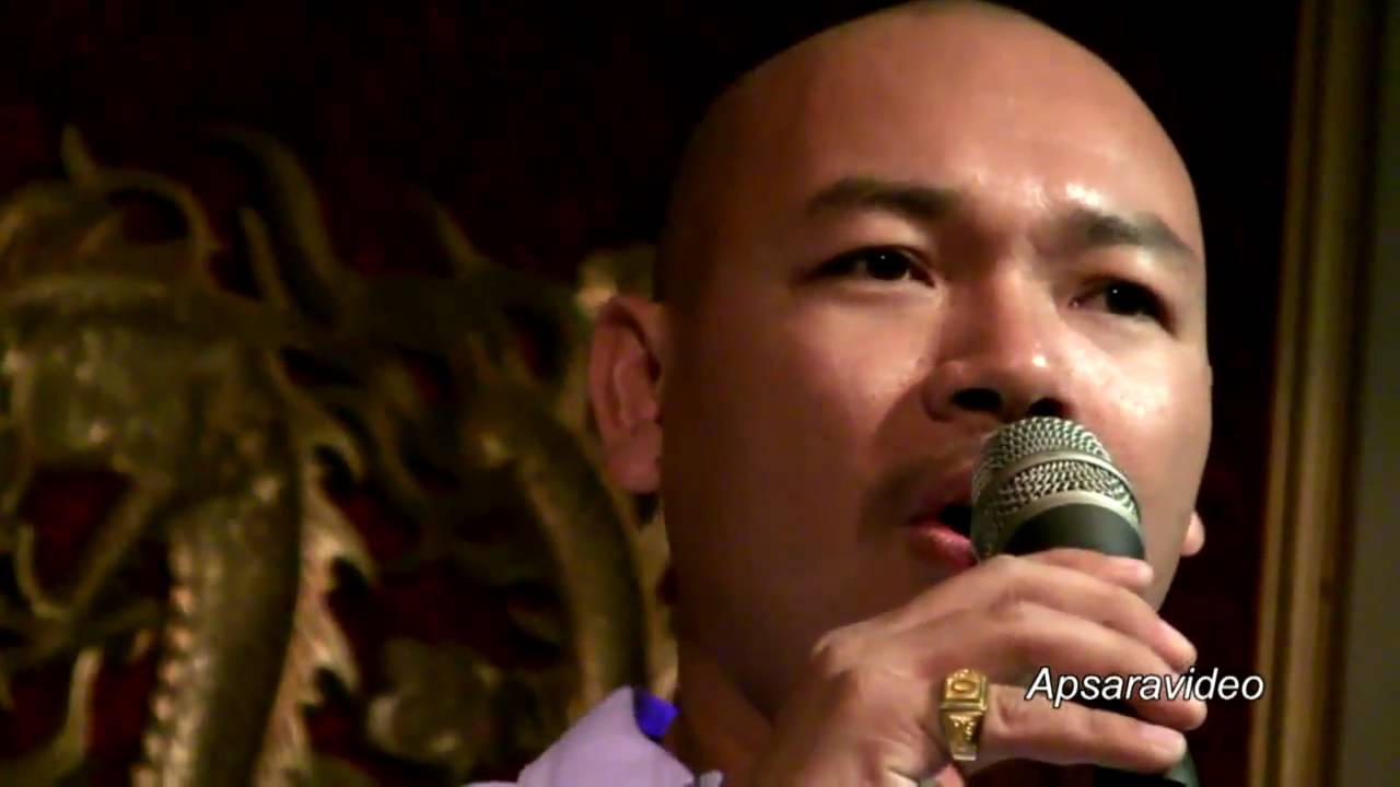 Chhon is singing a classics Sinn Sisamout in San Diego, California ...