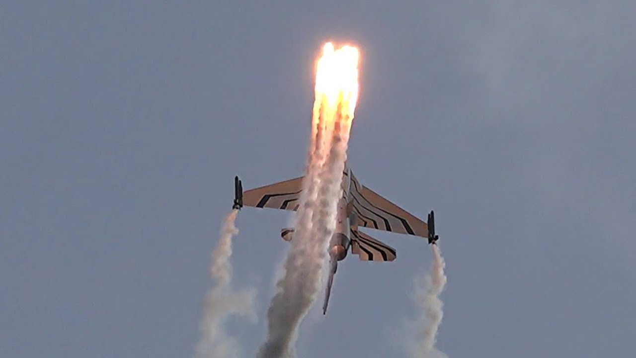 F-16 Aerobatics with FLARES - YouTube