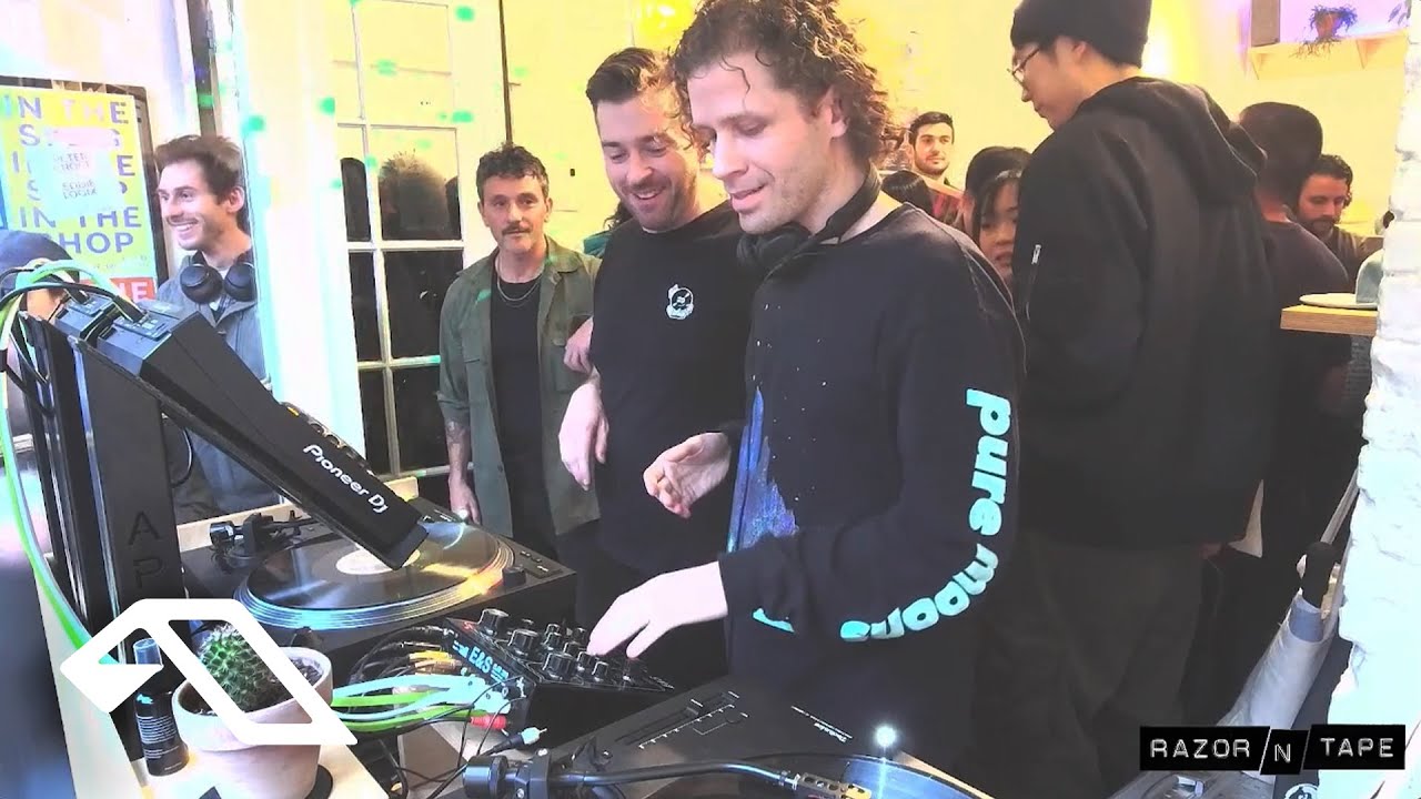 Moon Boots - DJ Set (Live from Razor N Tape) - YouTube