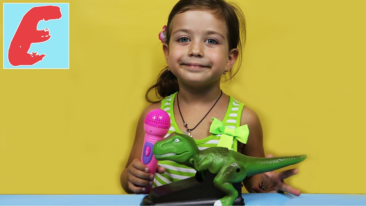 ემილი თამაშობს დინოზავრ დინოსთან ერთად, დინო დებს კვერცხებს - YouTube