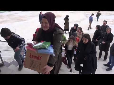 Üniversiteli gençler ördükleri atkı ve berelerle köy çocuklarını ısıtıyor