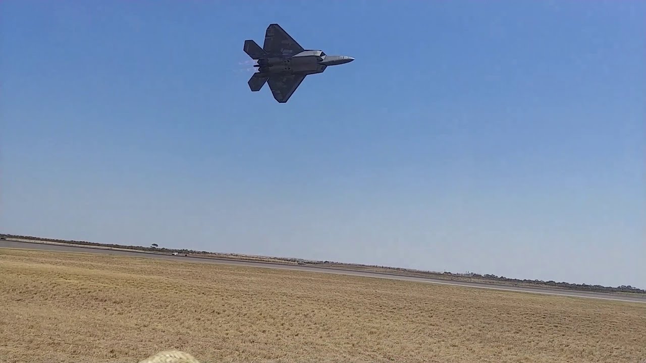 F-22 Raptor HARD TURN with Afterburners - Avalon Airshow 2019 - YouTube