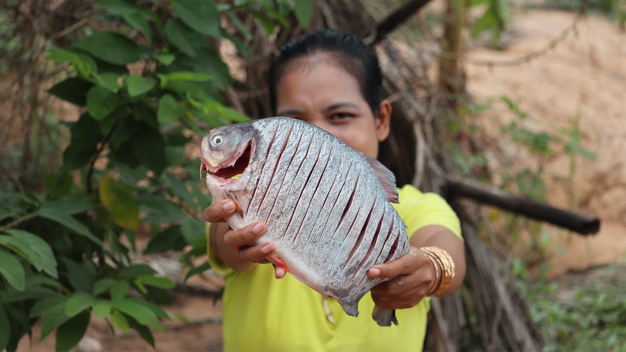 SPARROW FISH RECIPE!! Deep Fried Fish With Tomato Sauce, Cooking ...