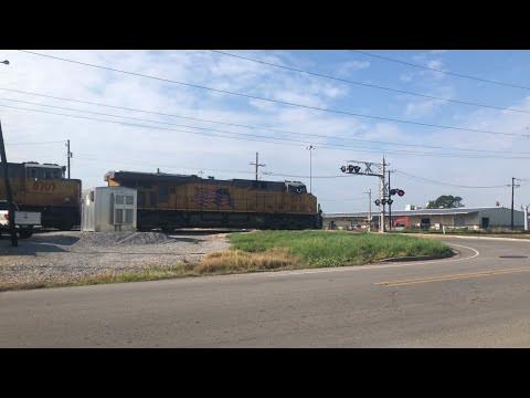 UP 5431 and UP 8707 leads G888 through Reserve, LA - YouTube