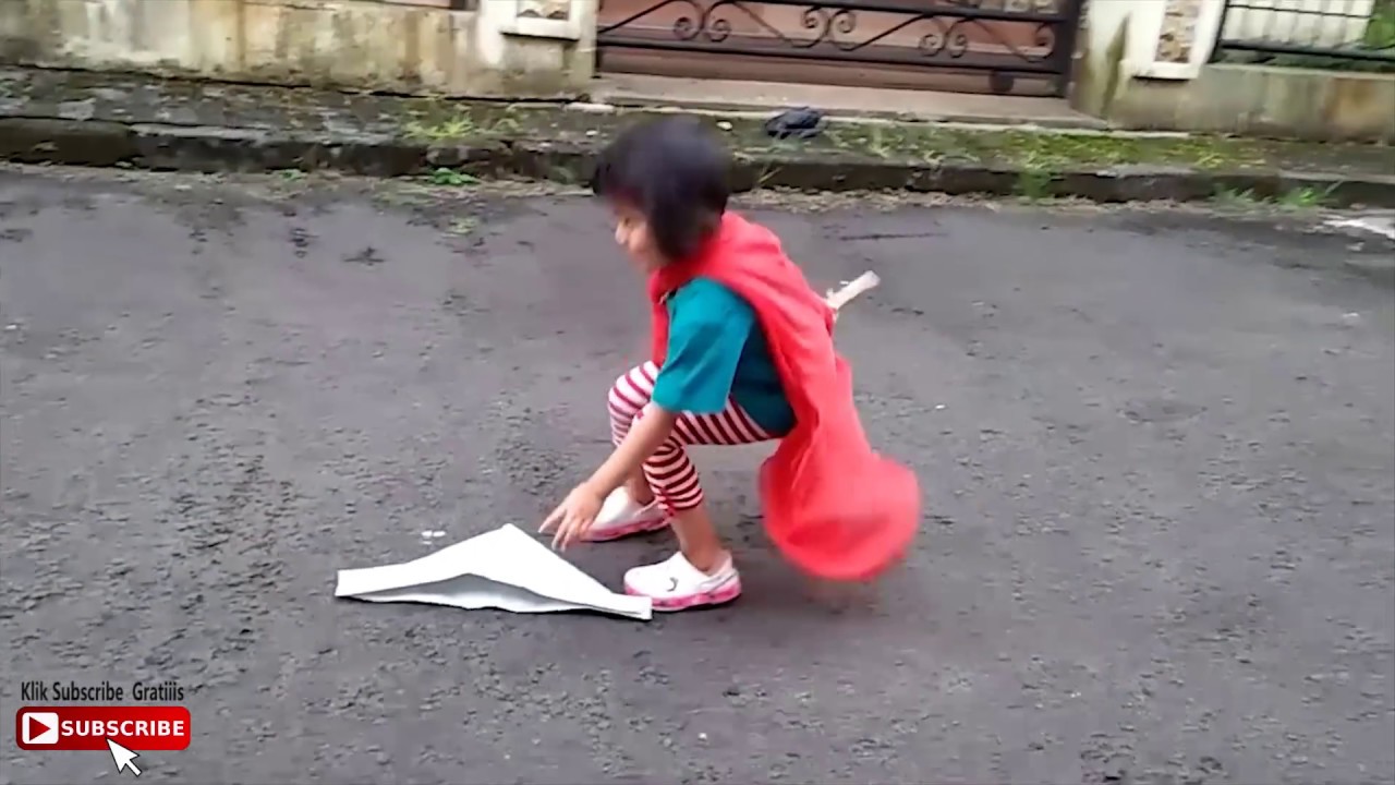 Dunia Terbalik ... Mainan Balon Air Dan Main Pedang-Pedangan - YouTube
