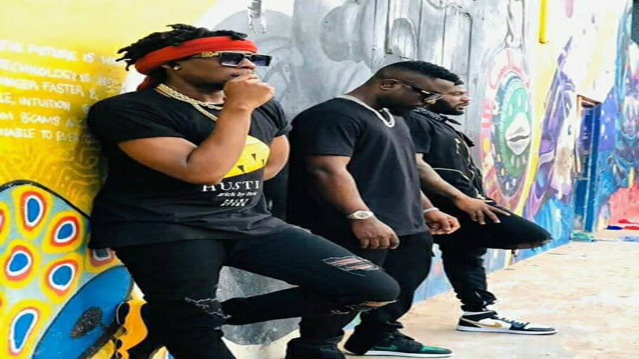 R2Bees - Yawa ft Sarkodie(Lyrics) - YouTube