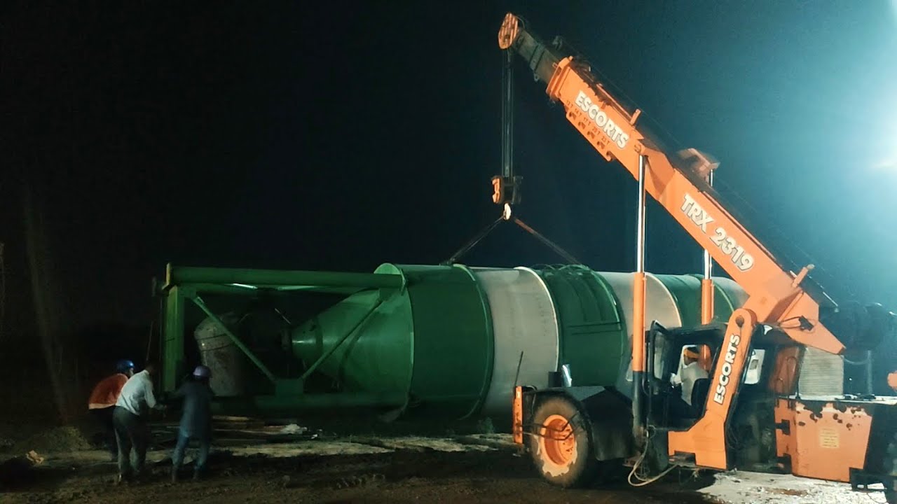Skilled operator Unloading Silo with 23 ton hydra - YouTube