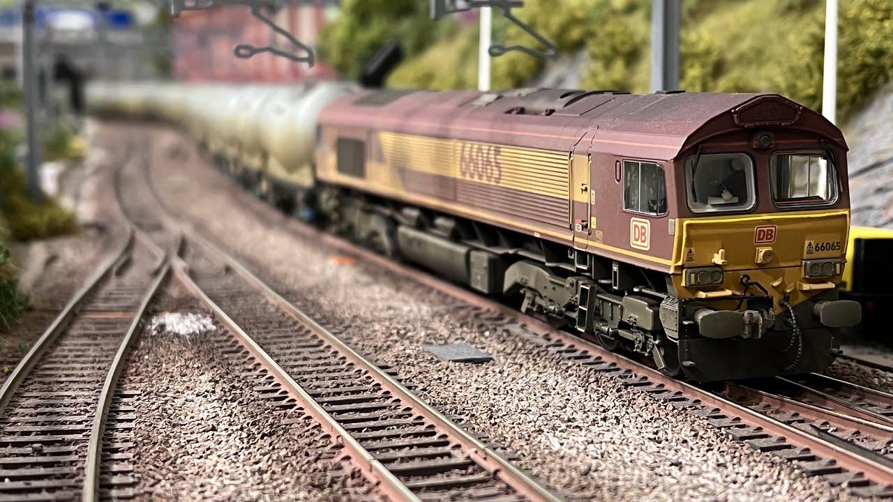 Bachmann Class 66 with Hornby VEE cement tankers - YouTube