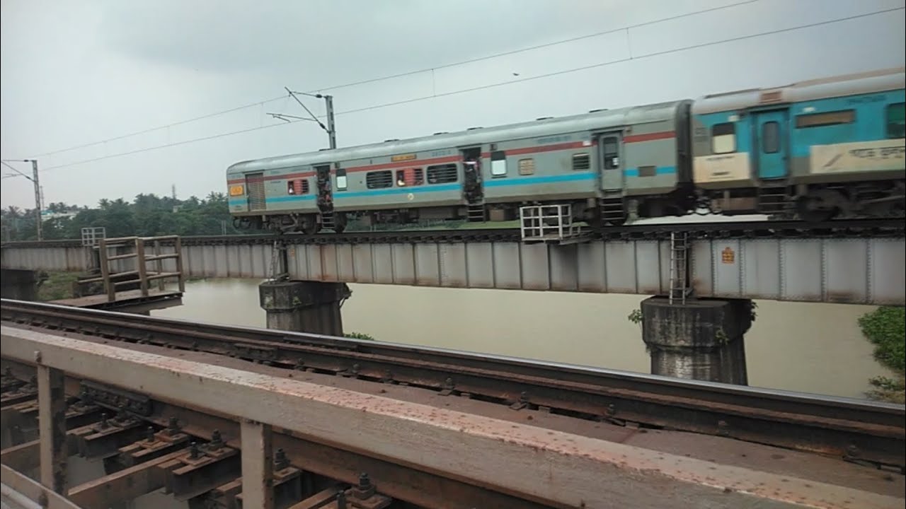 କରମଣ୍ଡଳ ଏକ୍ସପ୍ରେସ ଟ୍ରେନ ପୋଲ ଉପରେ ବଗି କଟ୍ ହେଲା Coramandal express train ...