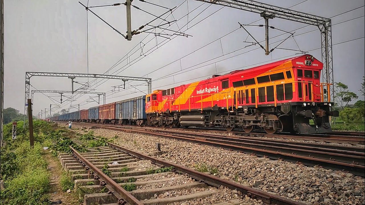INDIAN POWERFUL DIESEL LOCOMOTIVE INCHARGED FAST BCNA FREIGHT TRAINS ...