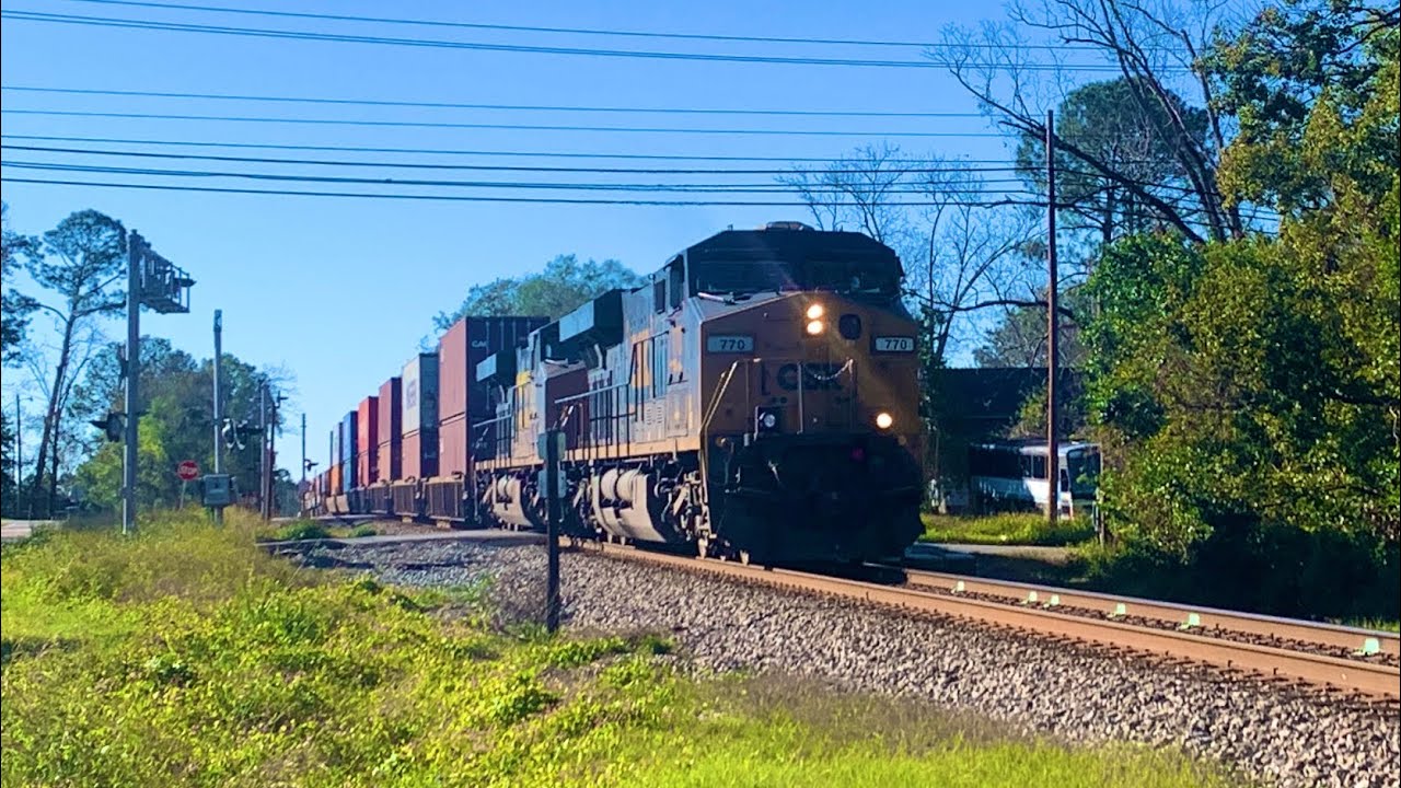 CSX ES44AH 770 leads I025-23 with the 1869 C&O heritage unit on a Mid-Train DPU #train #csx # ...