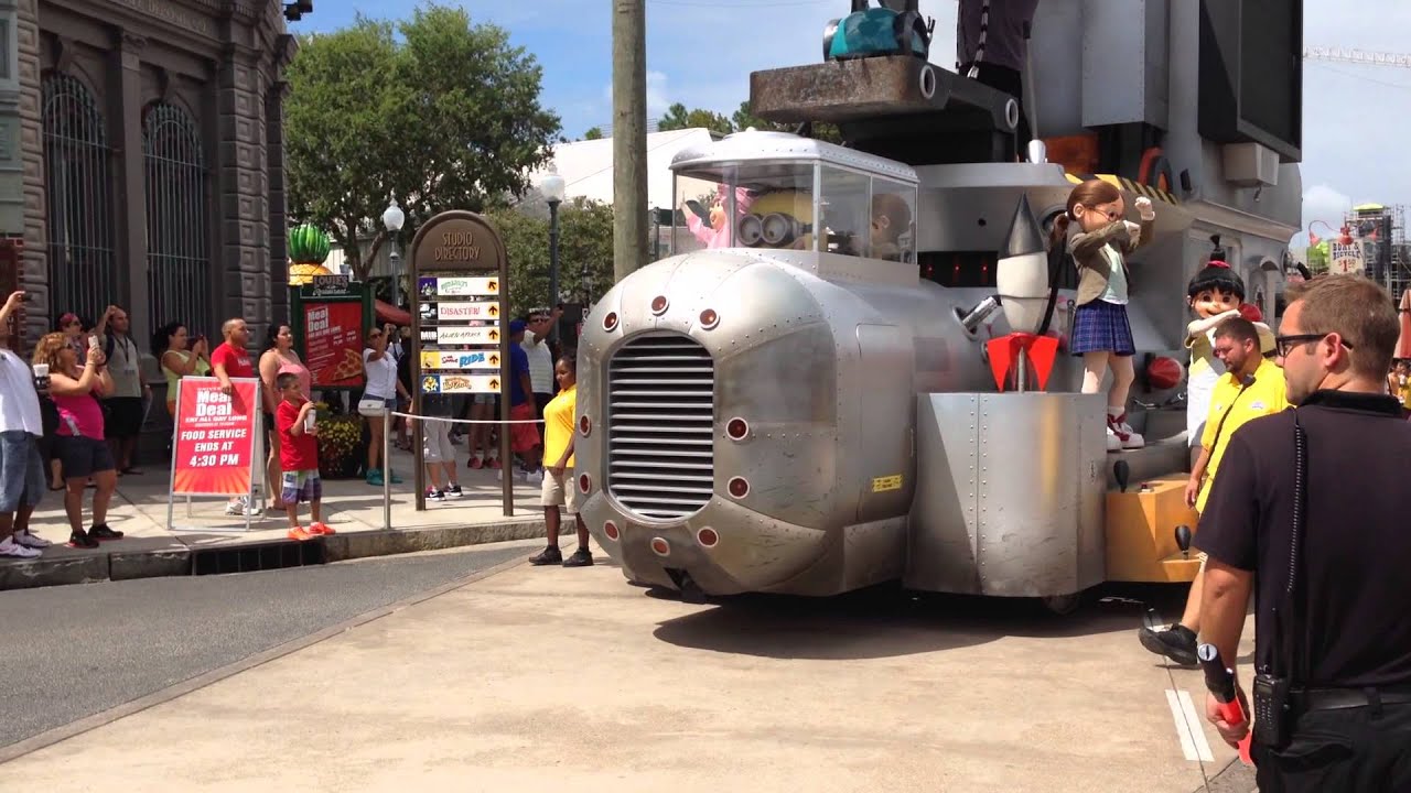 Universal Studios Minion Parade - YouTube