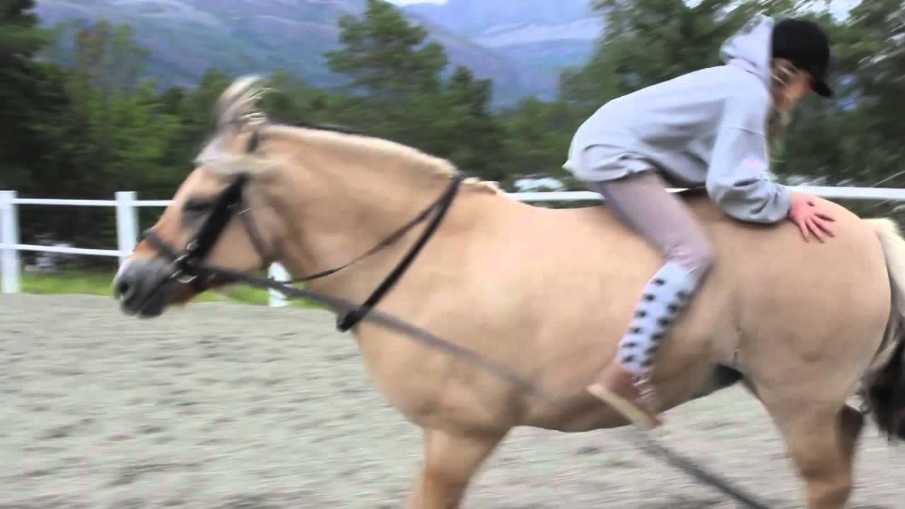 Julie faller av! - YouTube