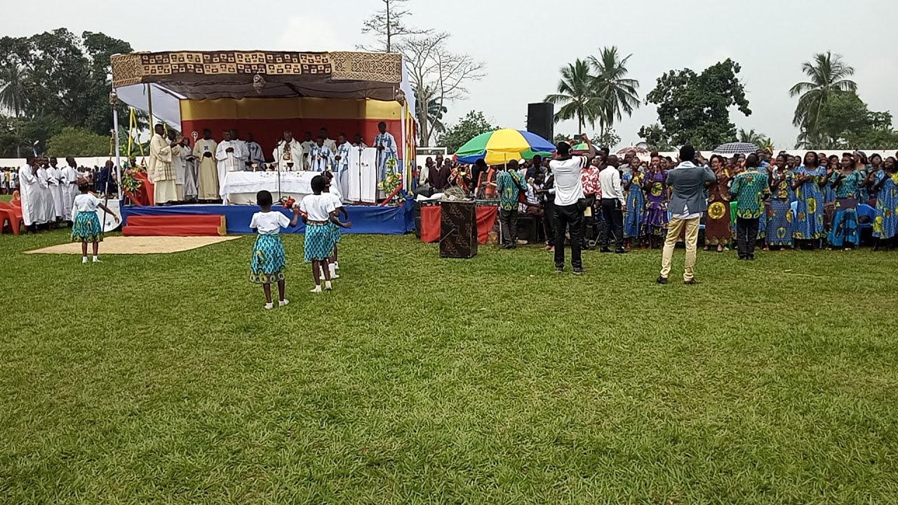 Inauguration du stade municipal de Mweka - YouTube