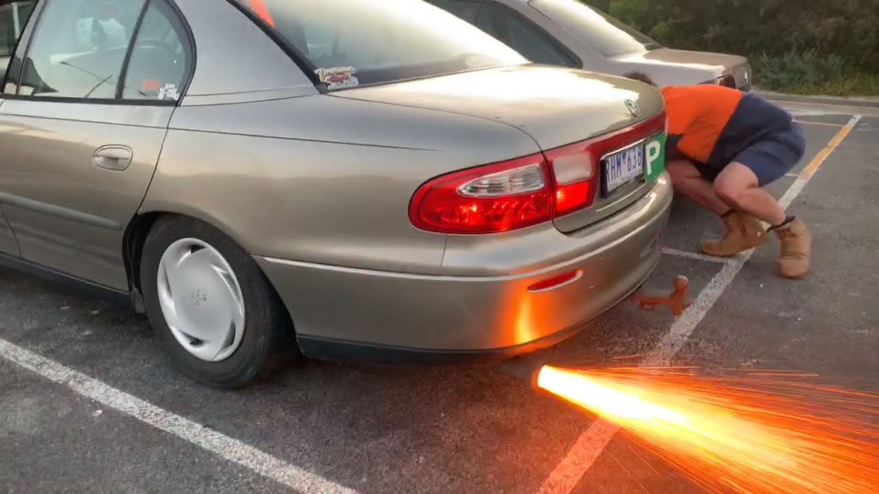 VX Commodore Key Banging Shooting Flames Blowing Cat Out - YouTube