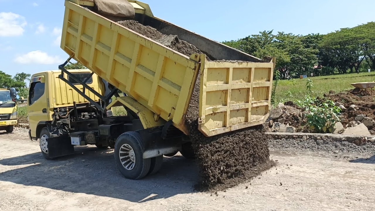 Truk Jomplang/Mobil truk pengangkut batu split bongkar muatan ...