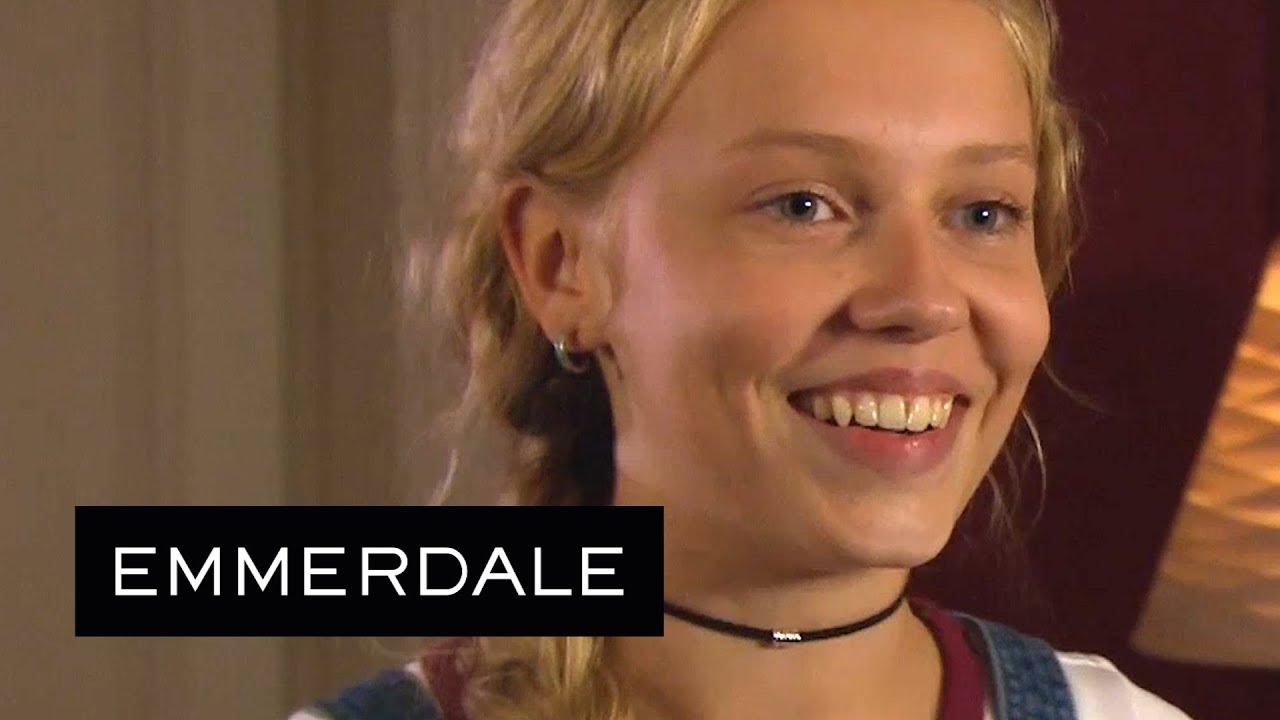 Emmerdale - Dee Dee's Surprise Visit Spells Trouble for Bernice - YouTube