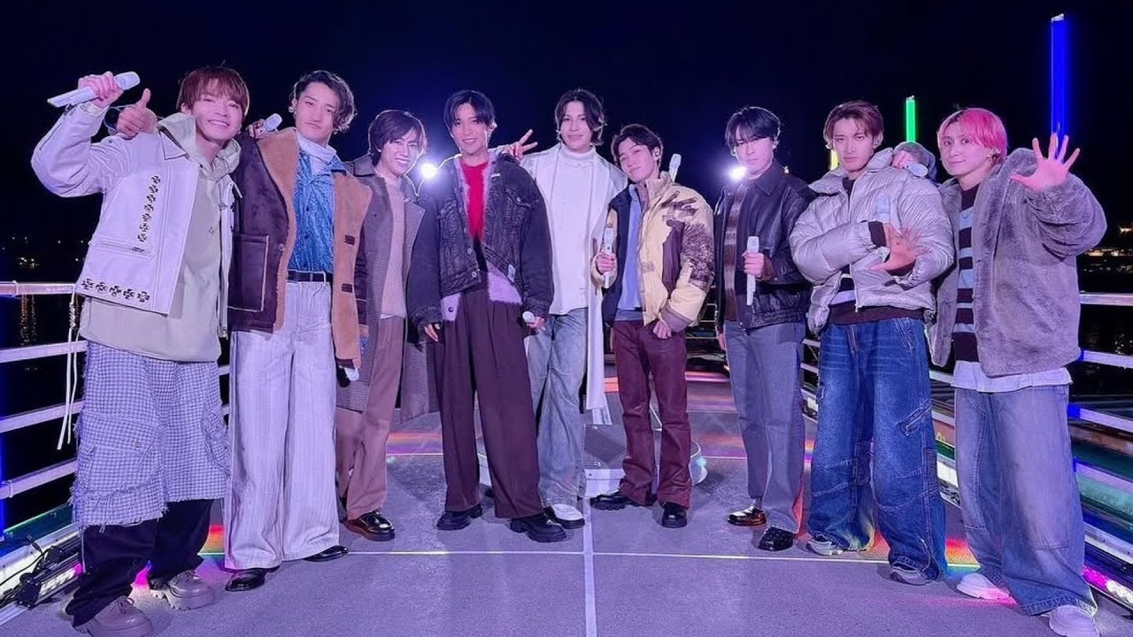 Snow Manデビュー5周年生配信の「D D 」集合ショット公開！夜空をバックに冬コーデの9人が肩組みやピースでニッコリ - YouTube