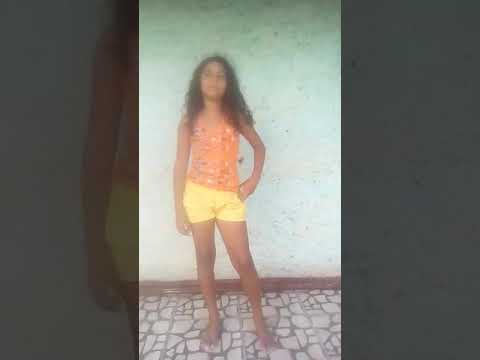 Menina dançando música podi balança