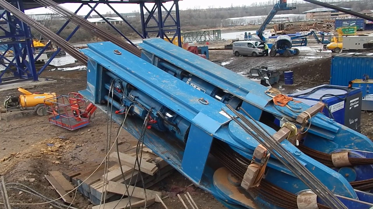 New Wear Crossing pylon lift jacks in operation - YouTube