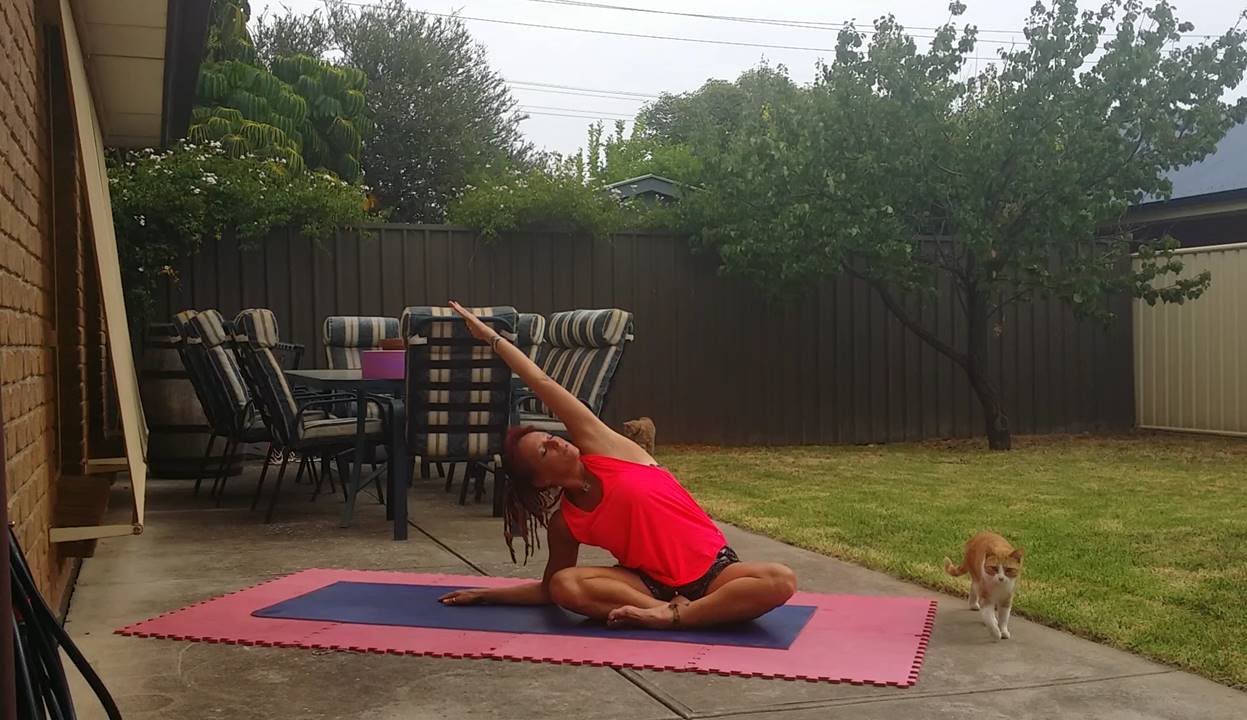 Janyogabasics Day 22 - Abdominal Twist flow with Leisa Timms Online ...