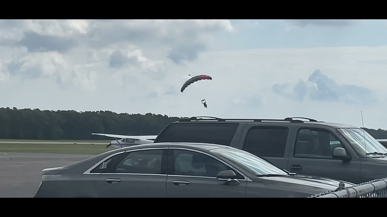 Spotting 3 Cessna 182 Skylanes w/ Skydivers on the Parachutes at ...