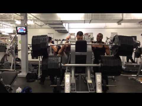 Hack squats 2,000lb Amr Elsobky