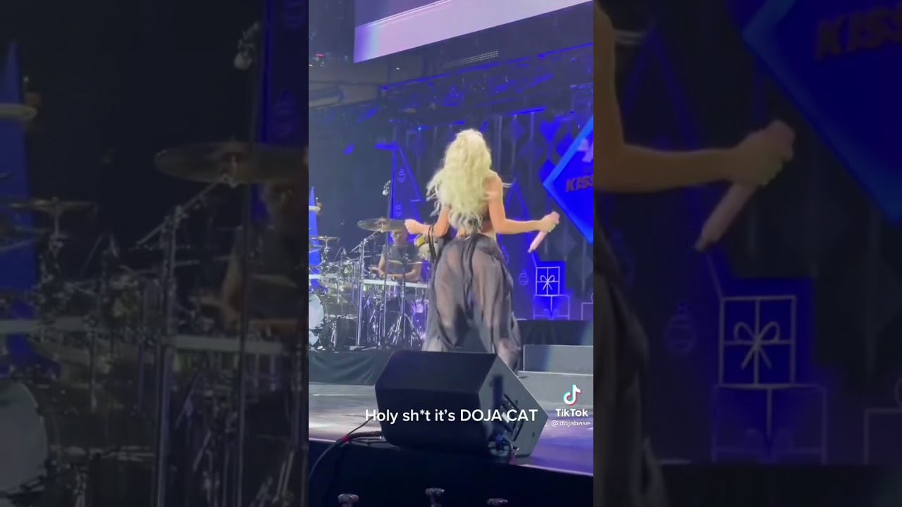 Doja Cat Twerking On Stage! - YouTube