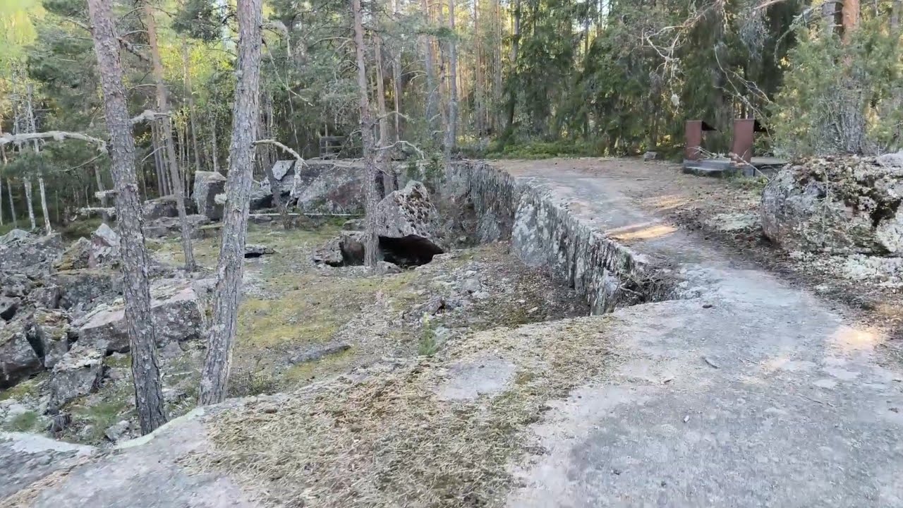Pyterlahden louhos. Iisakin kirkon pilarit ja Aleksanteri I monoliitti ...