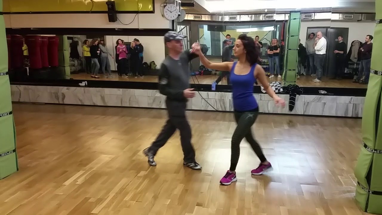 SALSA, Ocho, esempio con musica, Luca e Angelica - YouTube