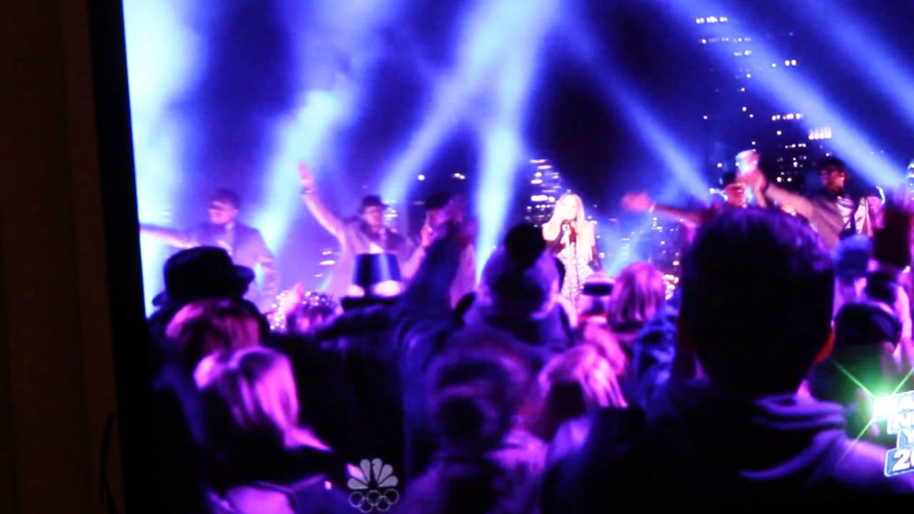 MARIAH CAREY PERFORMANCE AT TIMES SQUARE BALL DROP NEW YORK - 31ST DEC ...