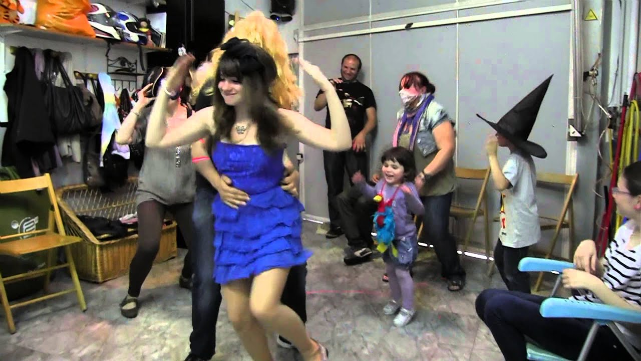 una familia con mucha marcha - YouTube