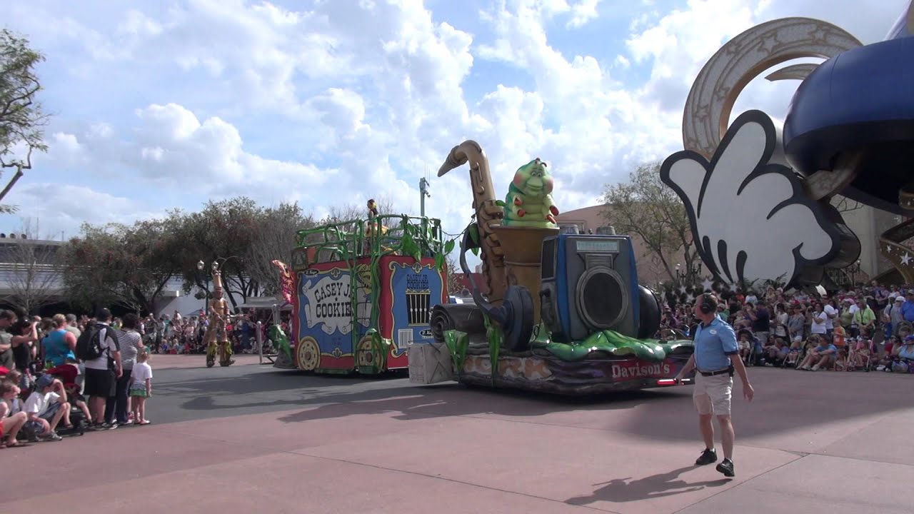Pixar Countdown to Fun Parade - YouTube
