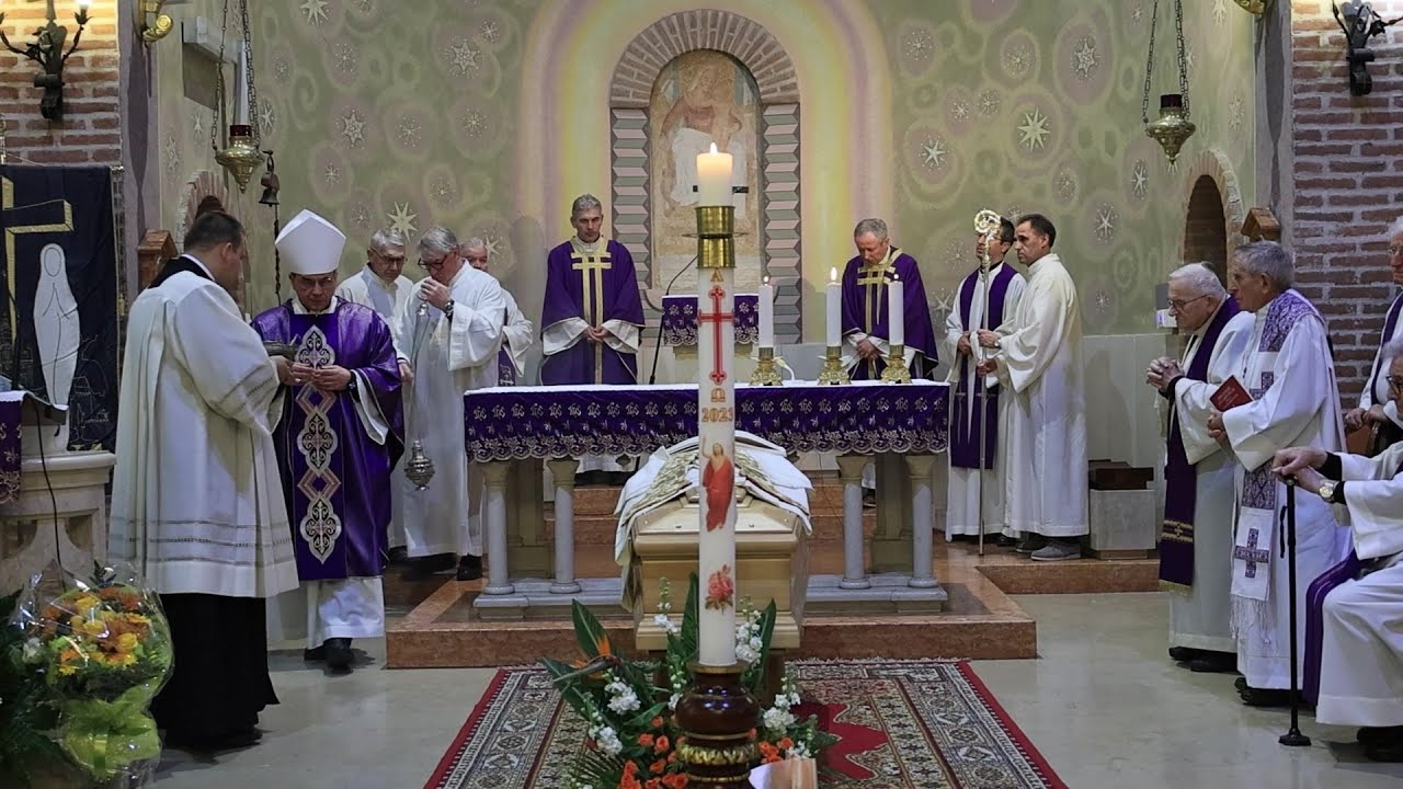 Funerale di don Luigi Lucarelli - YouTube
